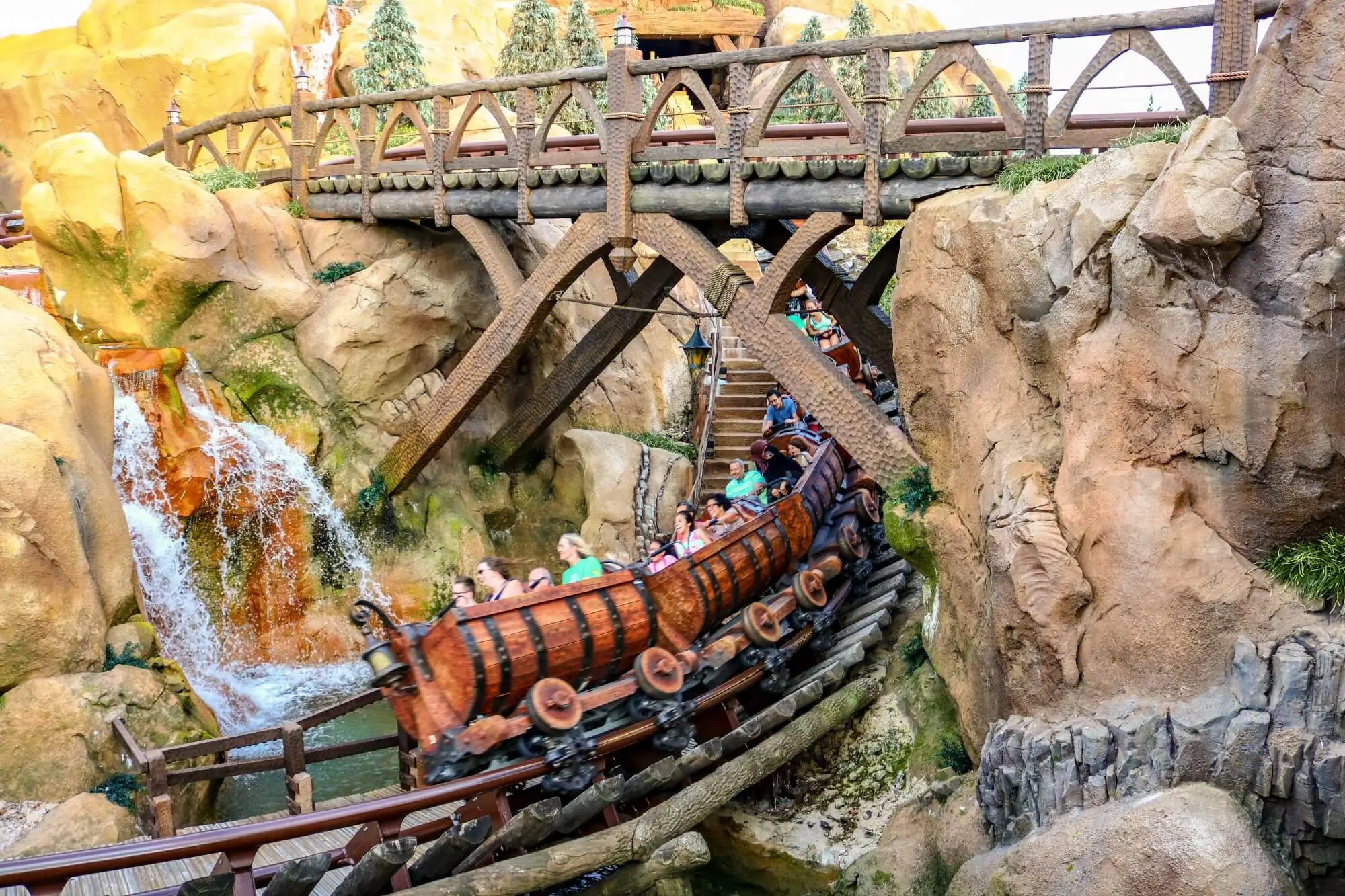Seven Dwarfs Mine Train: tudo sobre a atração da Disney